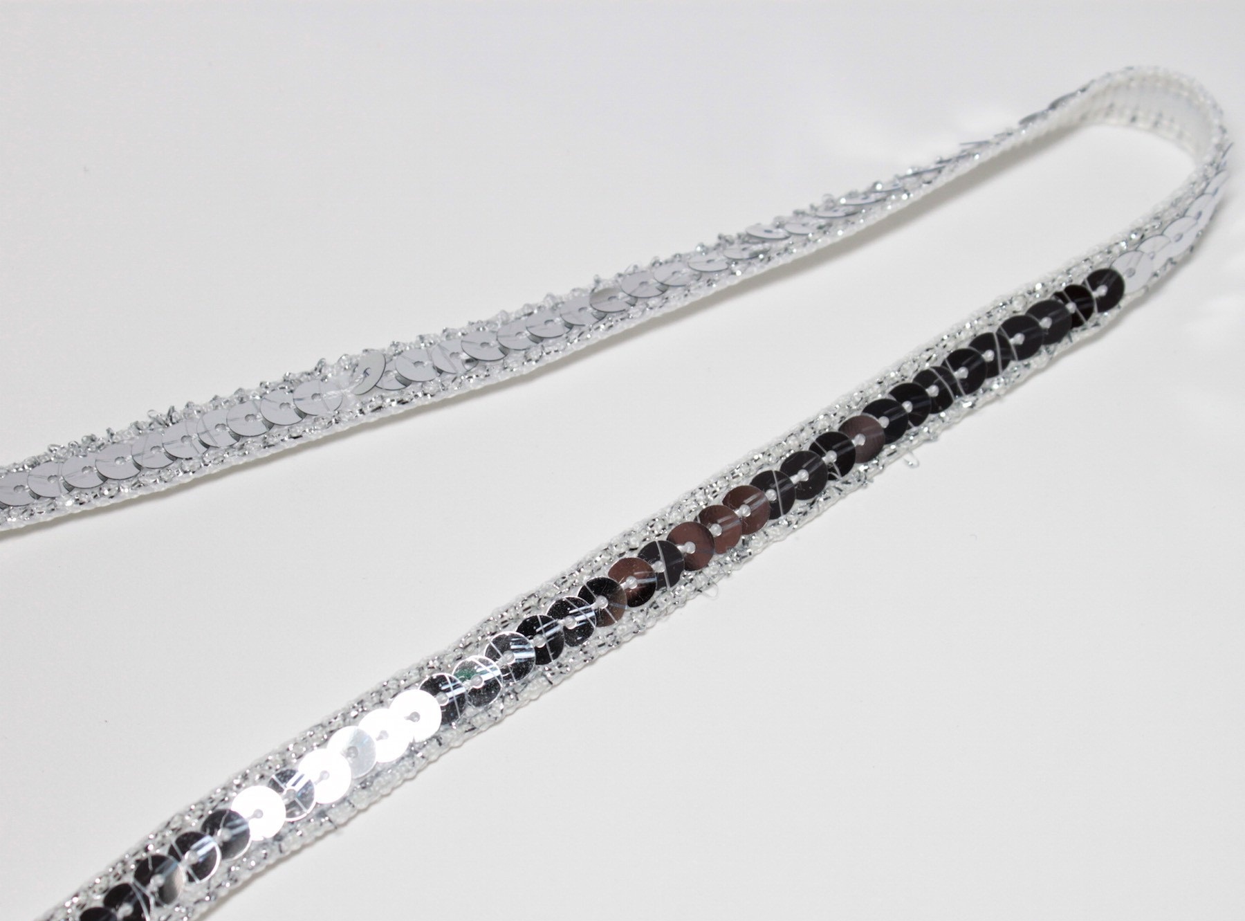 Banda paiete, argintie, 12 mm - Masina cusut-brodat ate insertii ...